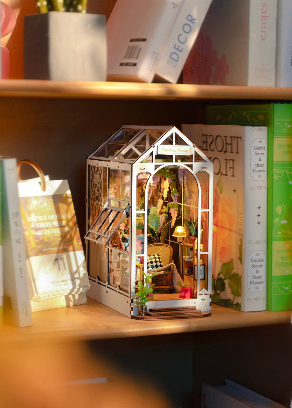 DIY Book Nook Kit: Garden House - Light-Up Bookshelf Display (176 Piec ...